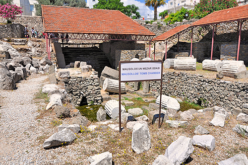 ARCHAEOLOGY: Mausolos, King of Halicarnassus